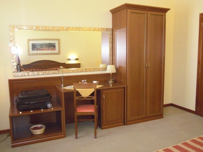 CLEAR | Wardrobe for hotel rooms By Mobilspazio