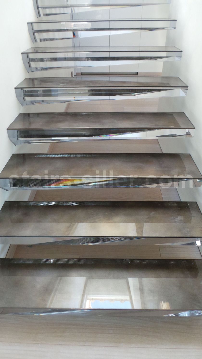 CANTILEVERED STAIRS IN ACRYLIC | Acrylic glass cantilevered staircase ...