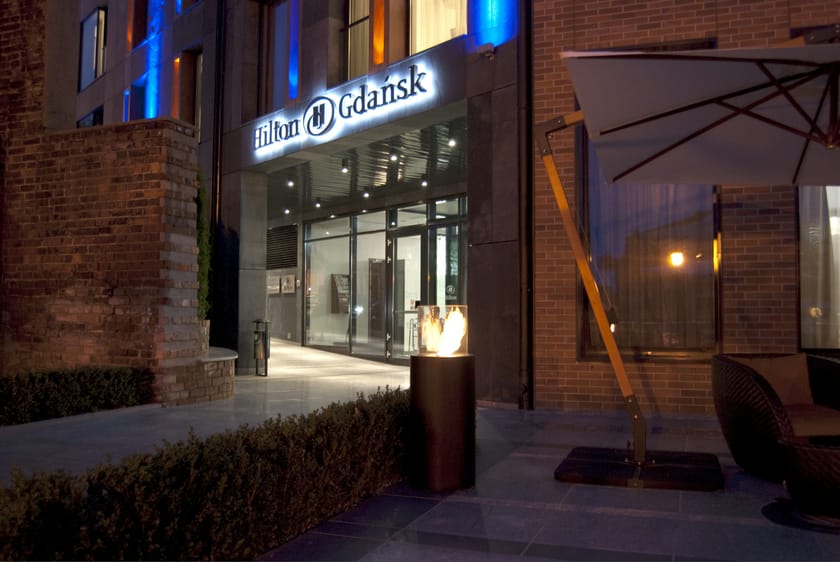 Chimenea exterior de pie TOTEM COMMERCE By Planika