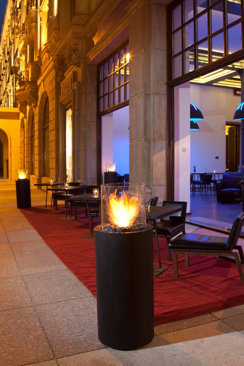 Chimenea exterior de pie TOTEM COMMERCE By Planika