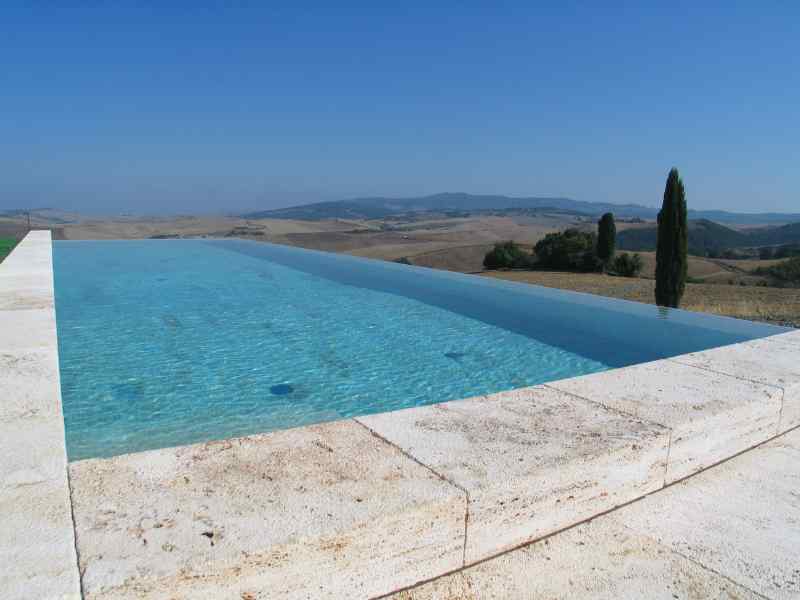 Infinity swimming pool By INDALO PISCINE