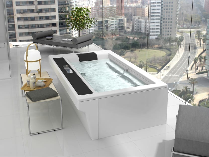 Seated bathtub IN-FLOW By ROCA SANITARIO