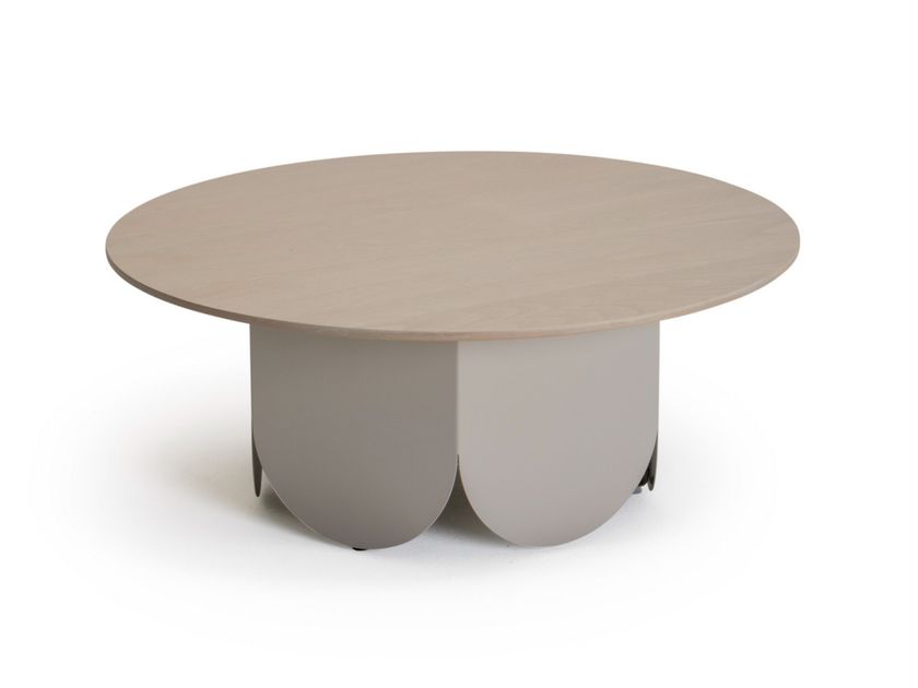 ATAY Coffee table with round beech top and sheet metal base By Vergés ...