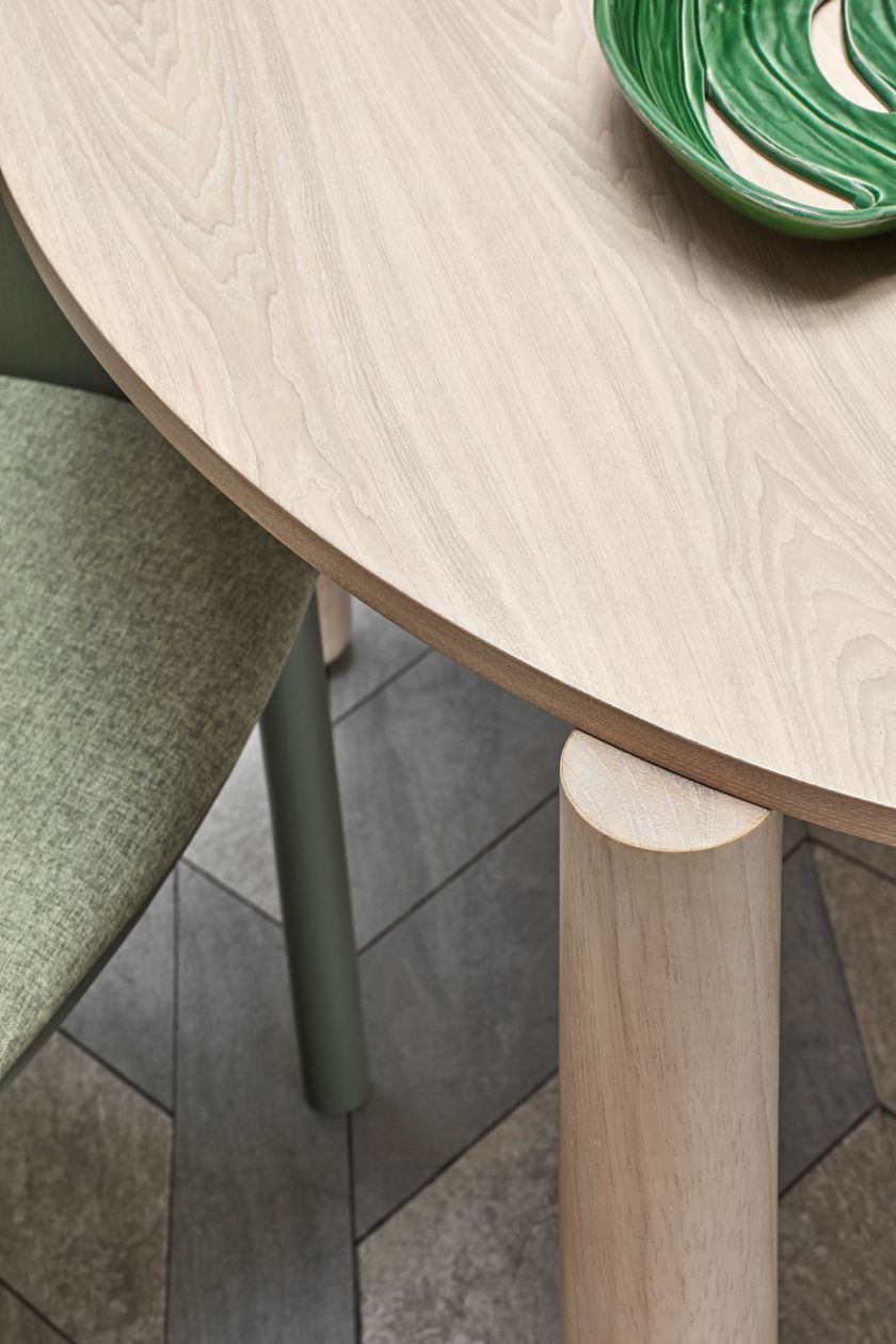 ATLAS Round veneer and rubberwood table By TEULAT | design Cambres Design