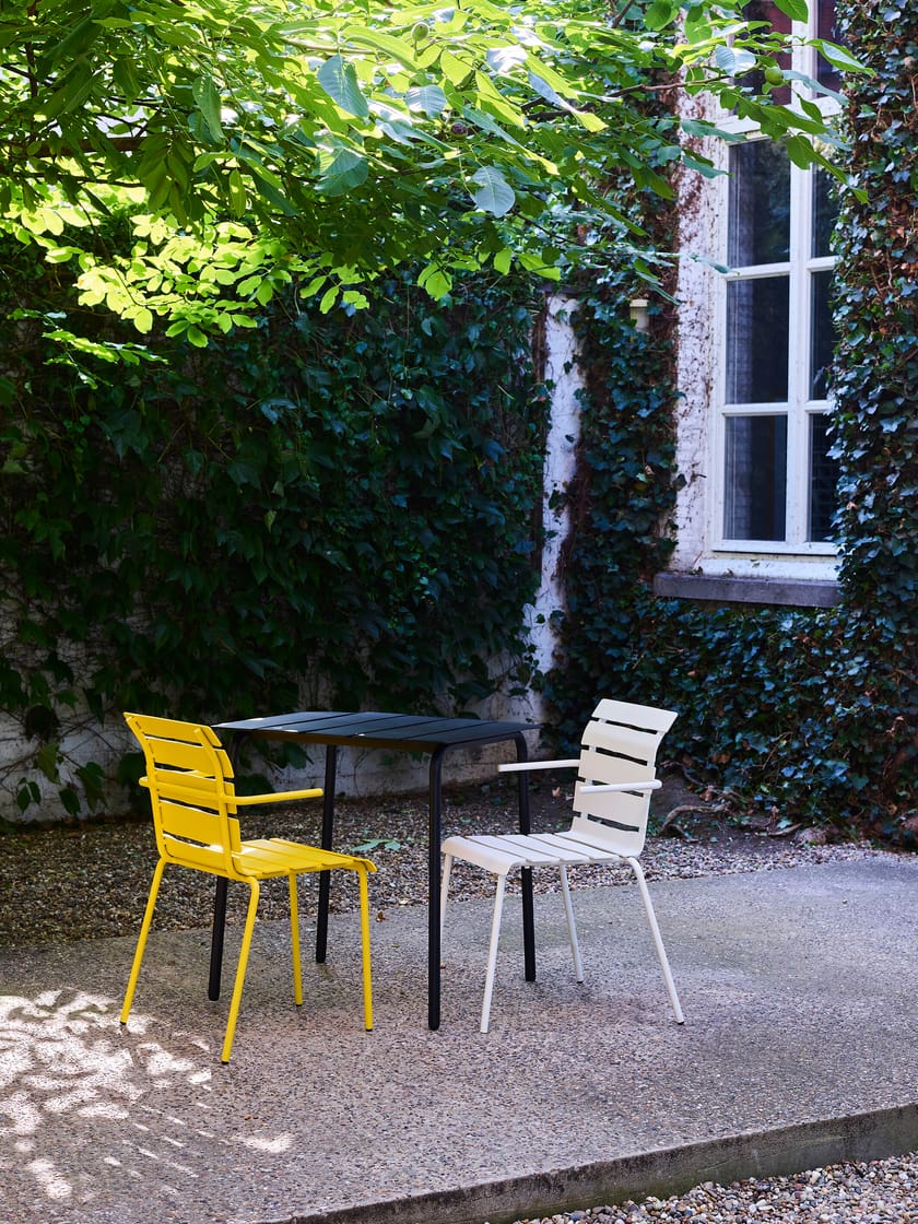 ALIGNED Aluminium garden chair with armrests By valerie_objects