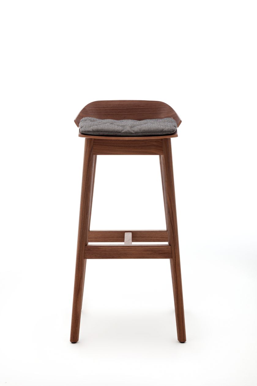 ROLF BENZ 650 Wooden stool with footrest By Rolf Benz