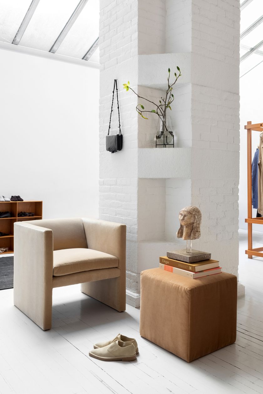 ANGLE | Easy chair with armrests By TRNK