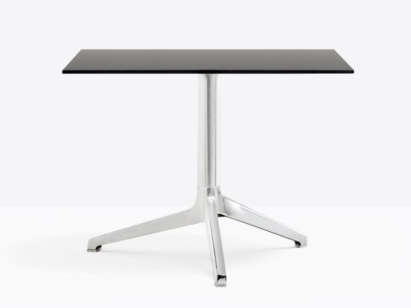 YPSILON 4793 Tavolo quadrato per contract con base a 3 razze By Pedrali ...