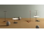 FLAT 5950 | Lampadaire avec étagère By Vibia design Ichiro Iwasaki