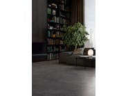 Revestimiento de pared/suelo de gres porcelánico efecto piedra LITHOS CARBON Colección Lithos By ...