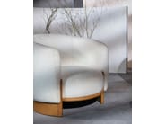 HUG Fauteuil en tissu avec accoudoirs By PARLA | design Betül İnci