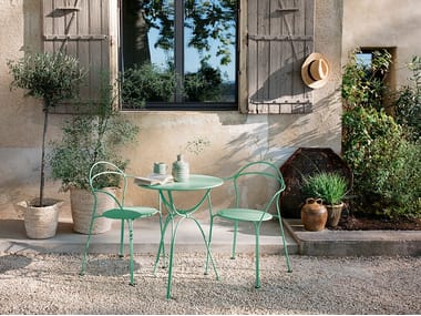 AIRLOOP Round steel garden table By Fermob | design Frédéric Sofia
