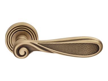 AISHA Brass door knob on back plate By LINEA CALI'