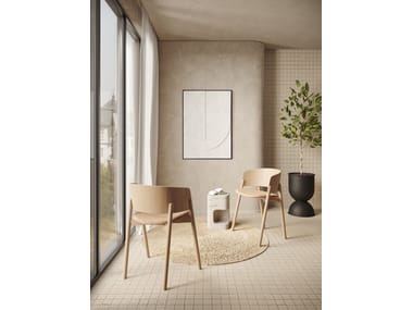 HALLA PLUS Sedia imbottita in legno massello By Anesis | design Lorenz+Kaz