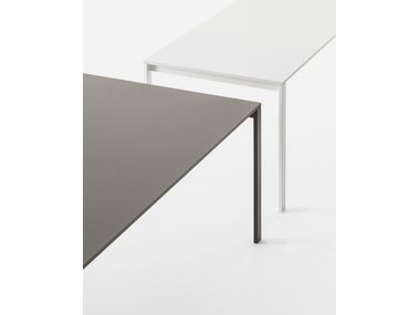 BE-EASY | Table By Kristalia