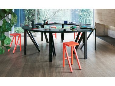 BUREAURAMA Wall mounted high table By Magis | design Jerszy Seymour