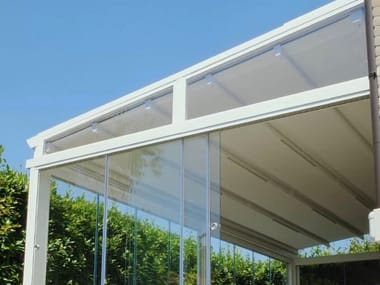 DILETTA KOMFORT Wall-mounted aluminium and PVC pergola with winding cloth system By Belle Pergole