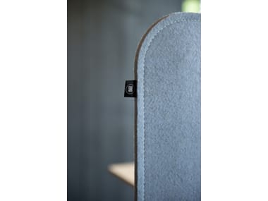 Acoustic desk divider screen BuzziDesk Split By BuzziSpace