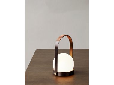 CARRIE TABLE LAMP Lámpara de mesa LED con carga USB con dimmer By MENU ...