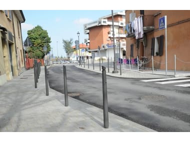 CARYA Steel bollard post with chains By Neri | design Alfredo Farnè ...