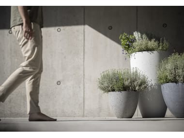 CLASSIC L garden vase By Betoni