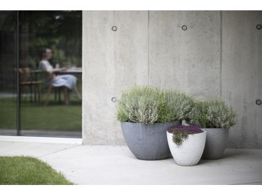 CLASSIC M Garden vase By Betoni