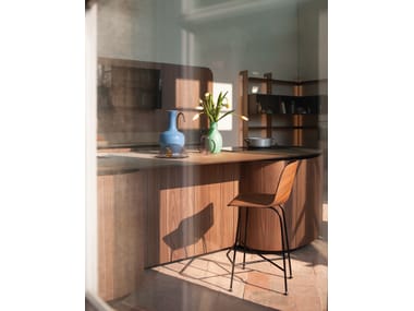 TANGRAM WITH ‘L’ GRIP EDGE Wooden fitted kitchen with island By Cesar
