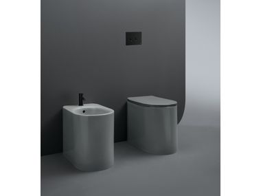 DELANO Floor mounted ceramic toilet By Axa | design Alessandro Paolelli