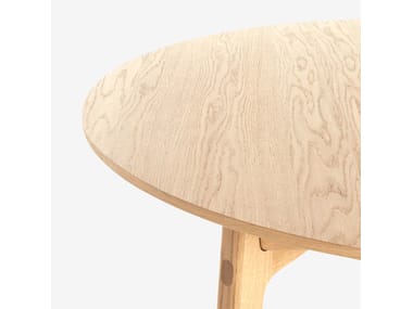 DULWICH Extending round oak table By Case | design Matthew Hilton