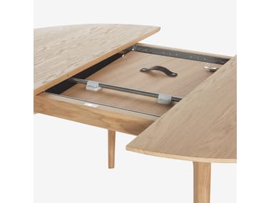 DULWICH Extending round oak table By Case | design Matthew Hilton