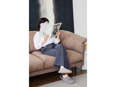 DUMPLING Leather sofa with chaise longue By grado design