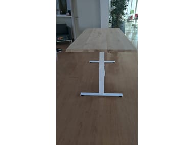 DYNAMIC 875 Height-adjustable rectangular MDF office desk By TALIN