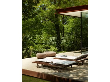 10TH CLOVE Garden pouf By Exteta