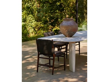GIOTTO Rectangular travertine garden table By Exteta