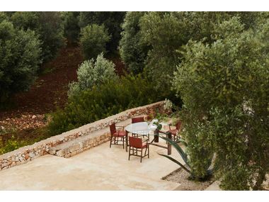 LEVANTE Mahogany and leather garden chair with armrests By Exteta