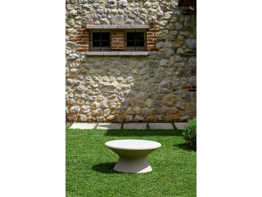 FADE Round polyethylene coffee table By Plust | design Marco Gregori