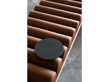 FIVE TO NINE Leather day bed By Tacchini | design Studiopepe