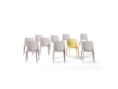 FLUIT Stackable polypropylene garden chair with armrests By ACTIU | design Archirivolto - Pocci ...