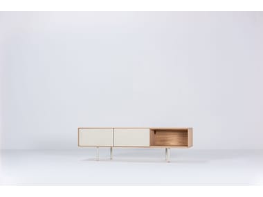 FINA Mueble TV de roble con cajones By GAZZDA | design Mustafa Cohadzic