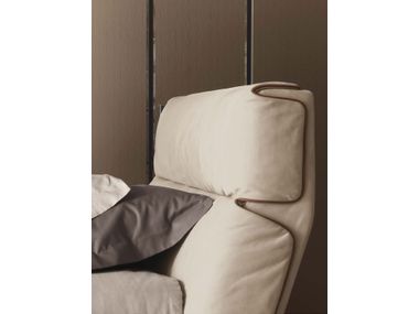 GENTLEMAN Double bed By Flou