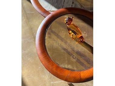 GODOT Round coffee table with solid wood base and marble top By ...