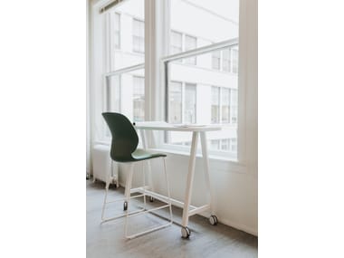 POPUP Mesa de reunión alta de melamina con ruedas By Haworth