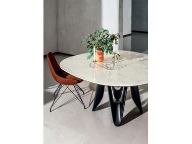 LAMBDA Round glass table By Sovet italia | design Gianluigi Landoni