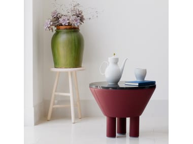Tavolino rivestito in pelle con piano in marmo LEATHER SIDE TABLE By Wittmann design Jaime Hayon