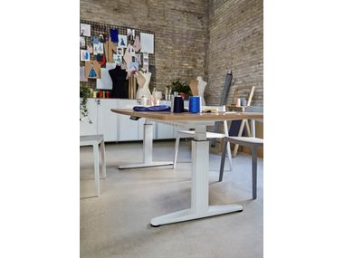 Height-adjustable workstation desk MOBILITY By ACTIU design Javier Cuñado