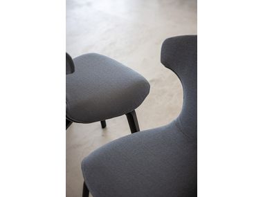 MONTERA MAS 椅子 By Poltrona Frau | design Roberto Lazzeroni