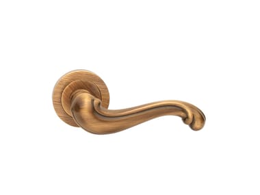 BAROCCO Brass door handle with lock on rose By Manital