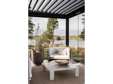 OPERA Freestanding pergola with adjustable louvers By Pratic