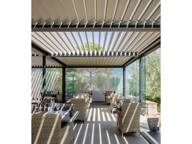 OPERA Wall-mounted pergola with adjustable louvers By Pratic