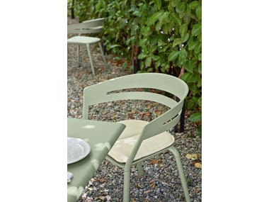 RIA Stackable aluminium garden chair with armrests By FAST | design ...